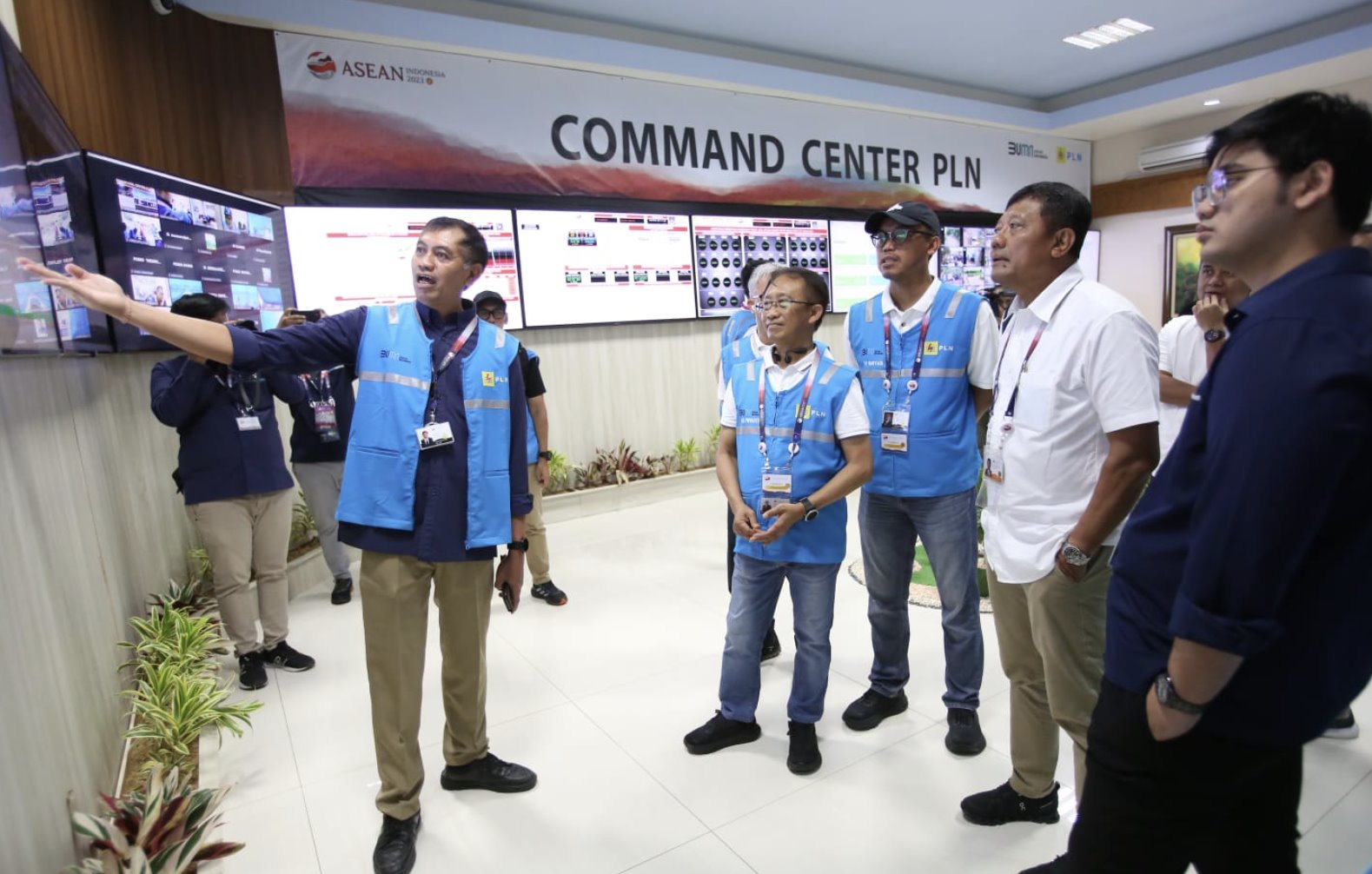 Tinjau Langsung Command Center PLN di Labuan Bajo, Kementerian BUMN ...
